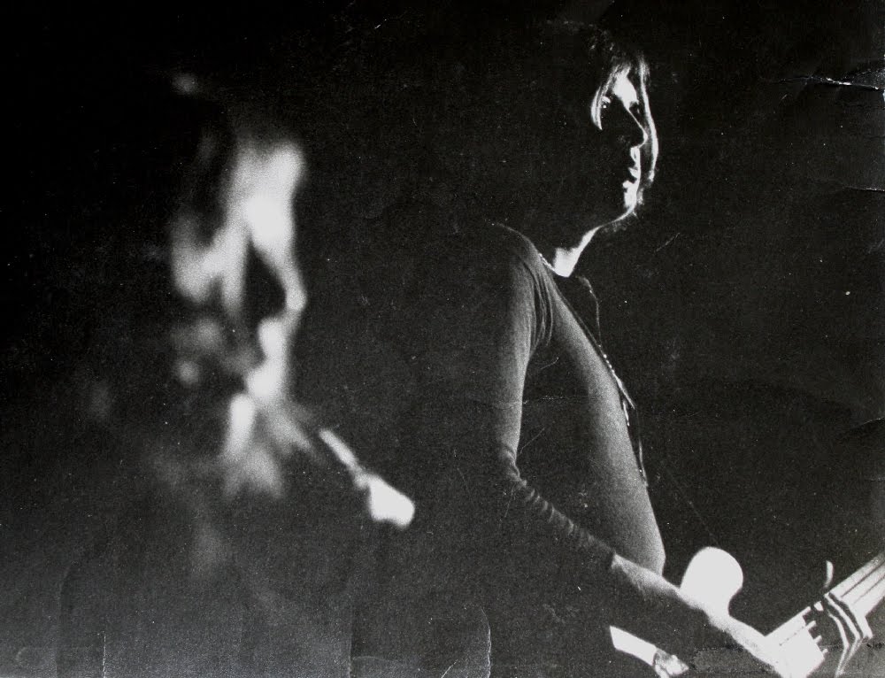 Умер первый басист Queen